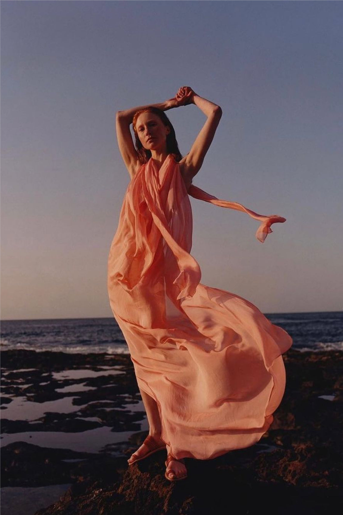 Priyana, sandalia Pedro García estilizada en la revista Blanc
